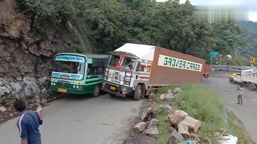 这个角度也敢超车?旁边的货车都懵了,行车记录仪拍下精彩瞬间