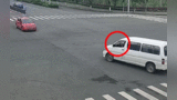 【浙江】男子开车过路口沉迷玩手机 当场引发事故导致3车相撞