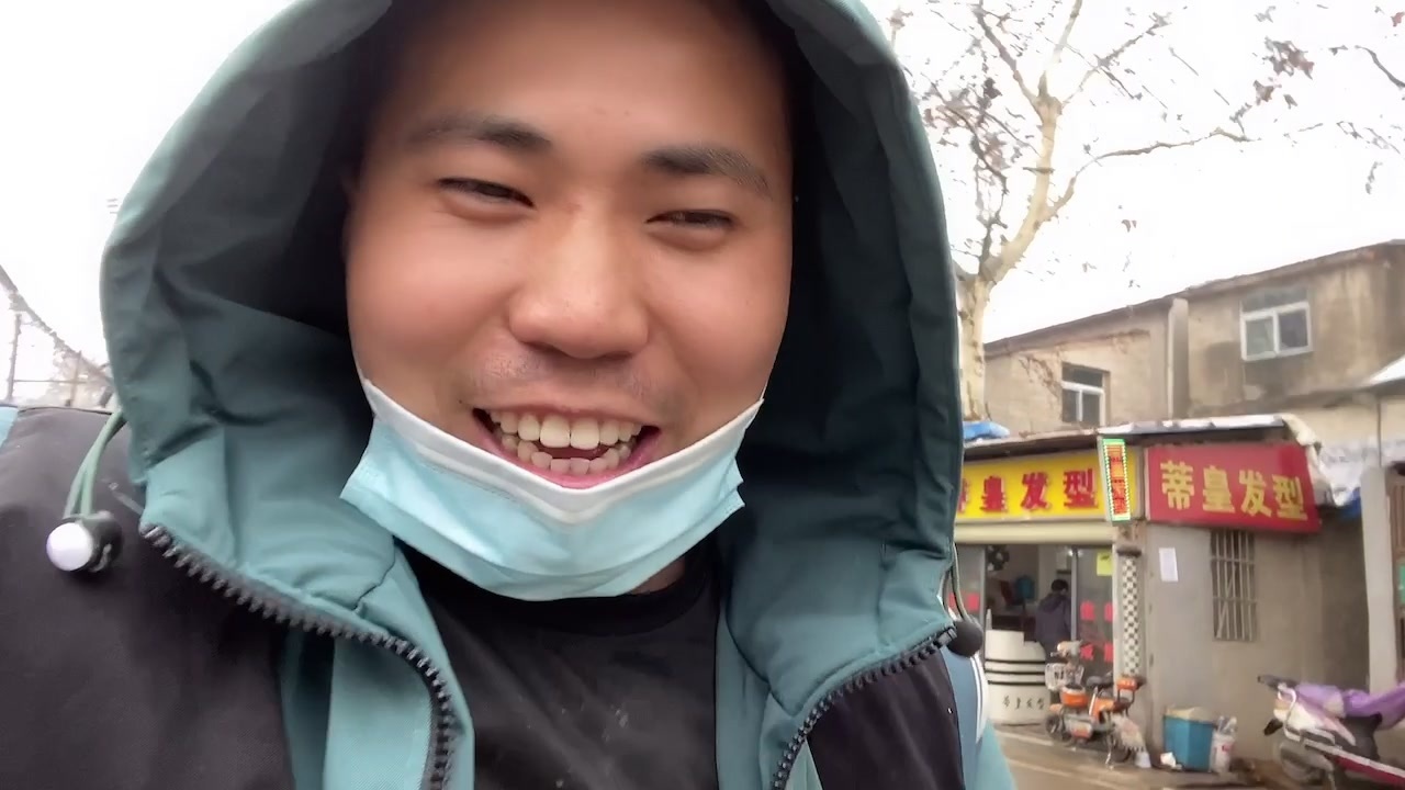 南南在武汉过小年,下夜班去吃水饺,狼吞虎咽吃得一个不剩