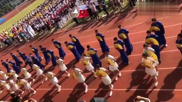 运动会开幕式上,画风突变,同学们拿着扇子跳起98K舞蹈!