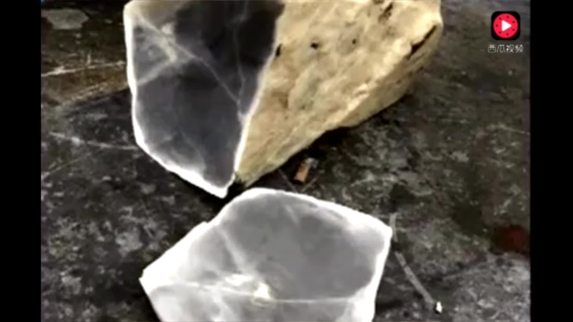 奇迹就在身边,切垮的翡翠原石再切一刀切出80多条冰种手镯,价值千万