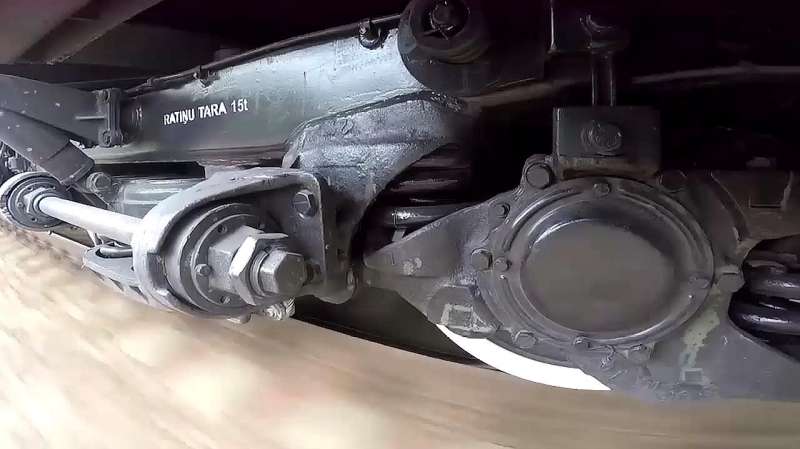 汽车:换个角度看火车在轨道运行,这样的画面你肯定没见过