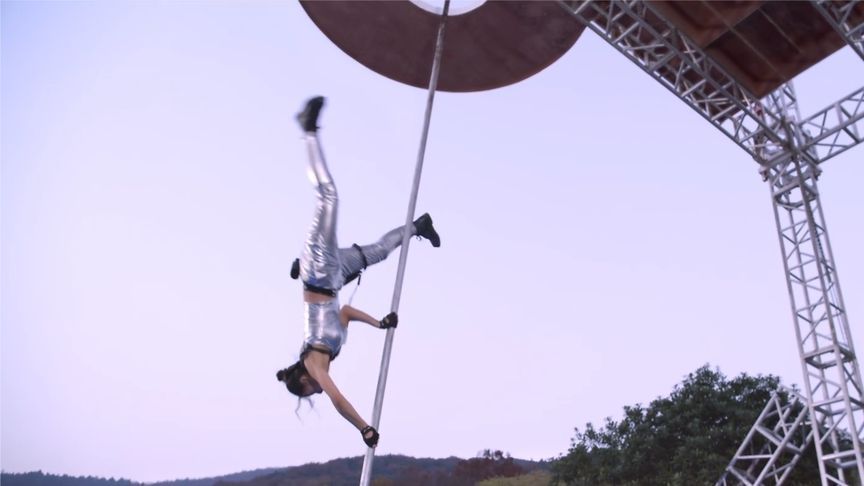 美丽:超模大赛最后一关比赛爬杆 不料美女以前会跳钢管舞 太简单