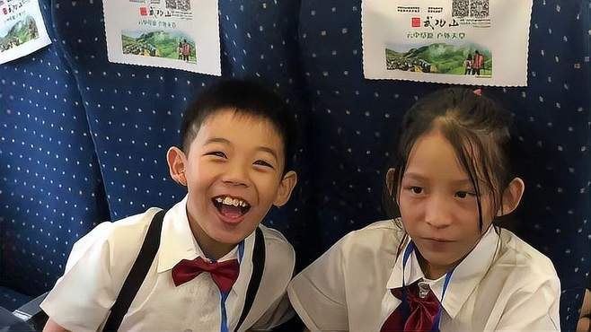 女子高铁上为孩子放无声版动画片,小孩教育就应从点滴开始