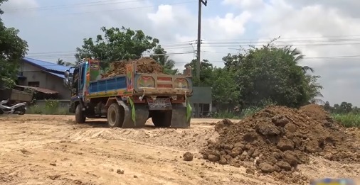 这地方没有后八轮吗?这种小型翻斗车装的太少了