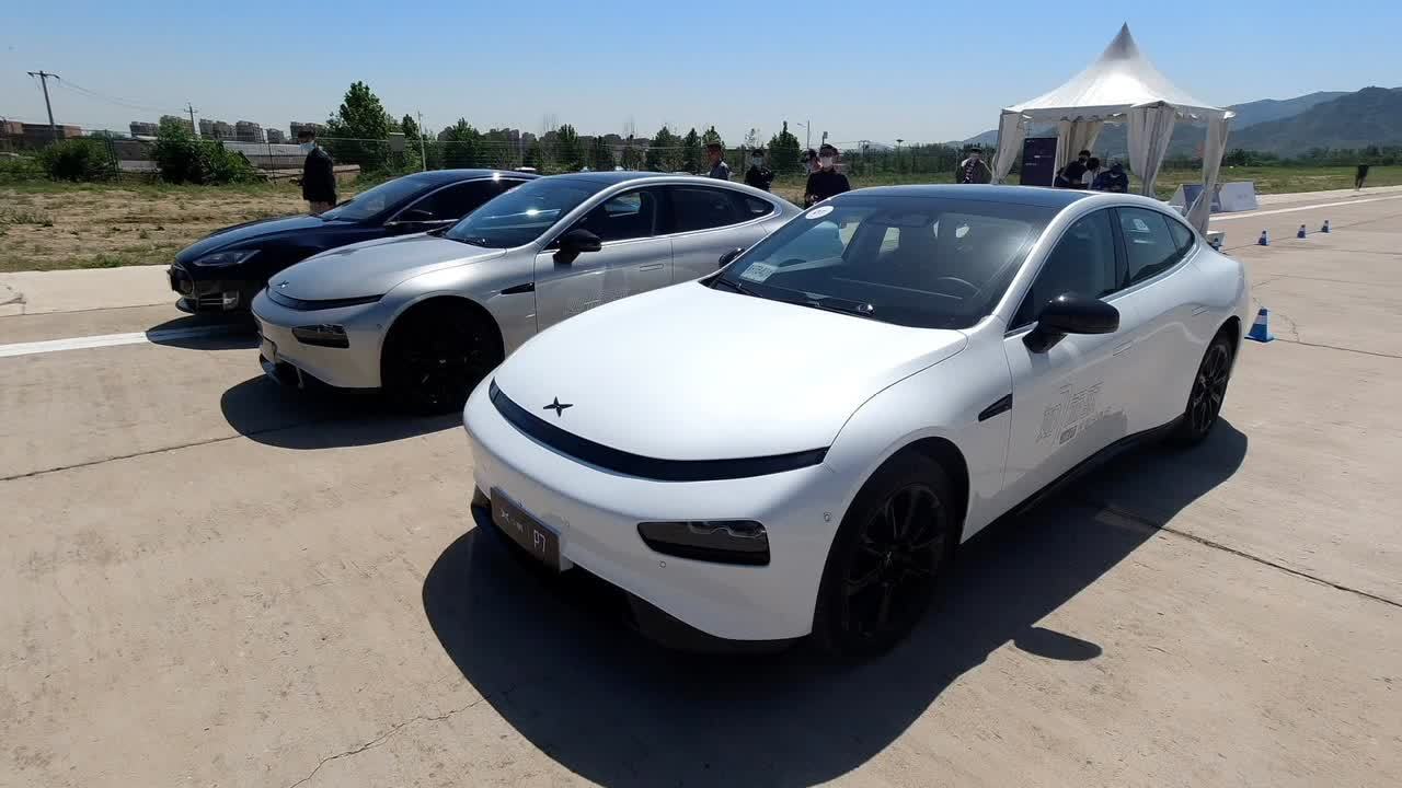 价格相仿选择续航700km+的小鹏P7还是更小的Model3?