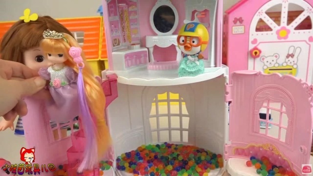 长发公主准备吃饭,然后把门关了起来