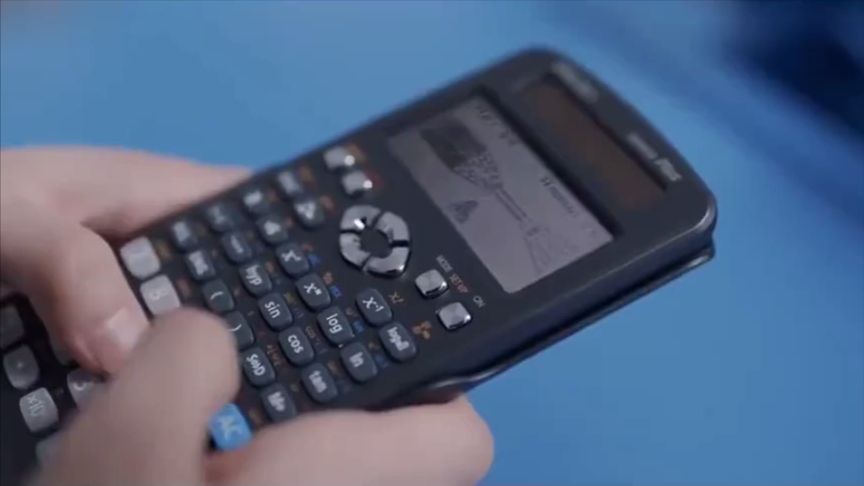 学霸的那些反人类操作,用计算机打CS,引起全班沸腾,太牛了!