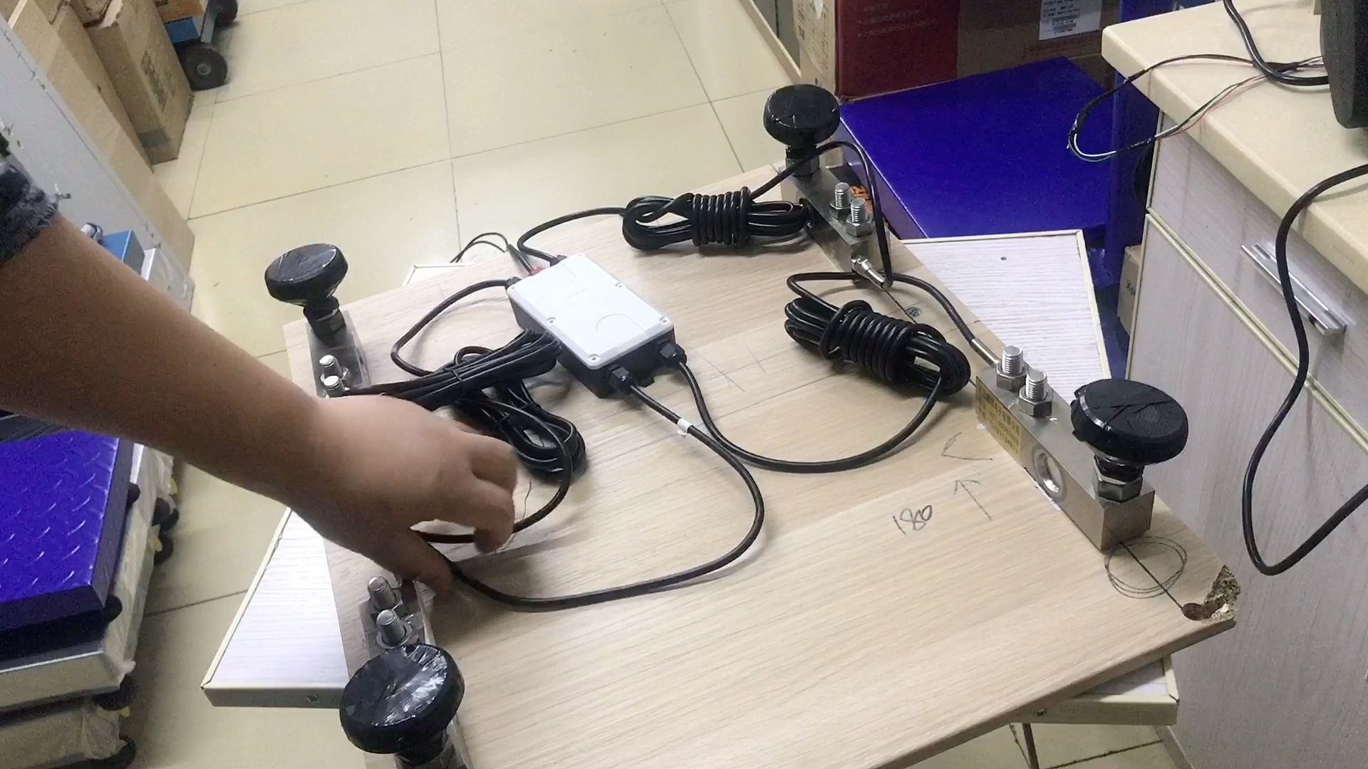 上海耀华称重系统有限公司 3吨小地磅换传感器视频 3190a12e标定 ...