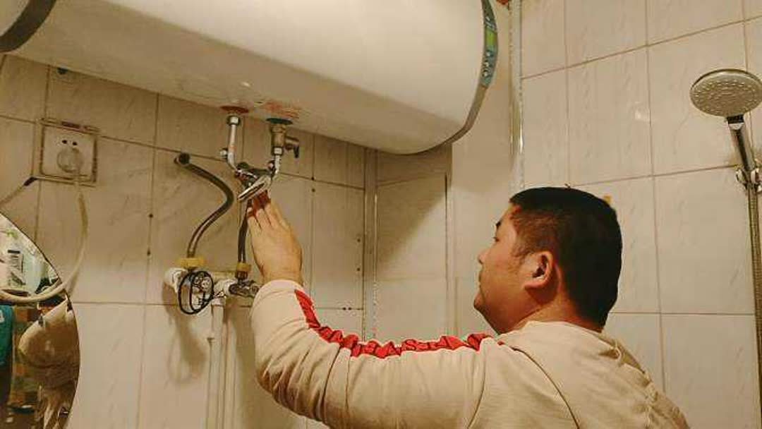 拆洗老式海尔热水器,污水横流