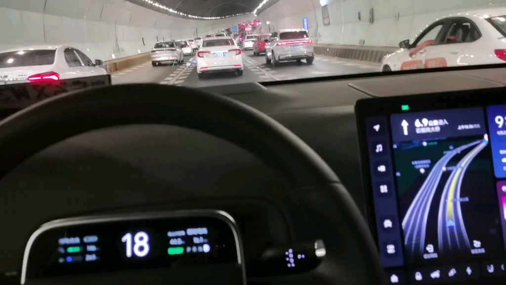 拥堵路段,打开NOA跟车!