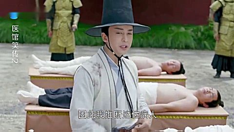 小伙向未婚妻求和,结果他竟挠美女的腰,这下自己就活该了!