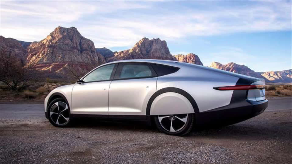 晒太阳就能跑的电动汽车,续航里程724公里,哪里都能充电