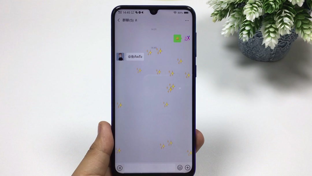 微信这样设置,只要有人艾特你,就会满屏小星星,或者满屏小蛋糕