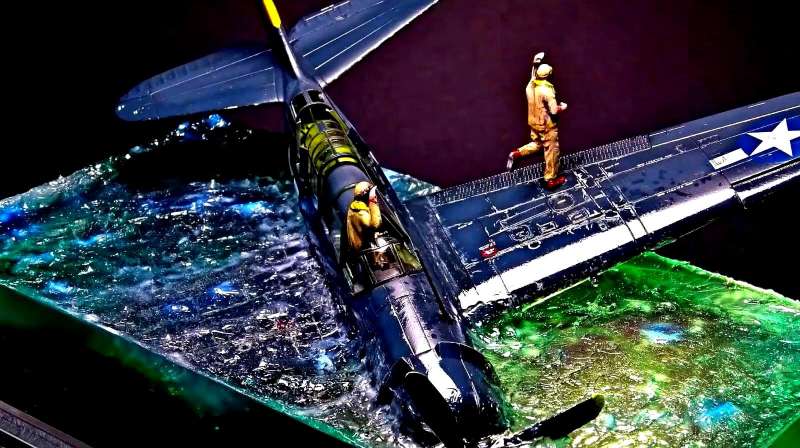 二战飞机失事落水模型,两个飞行员看着好绝望!