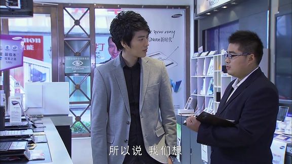 男友在家辛苦赚钱,空姐在外和情人,过甜蜜二人世界!