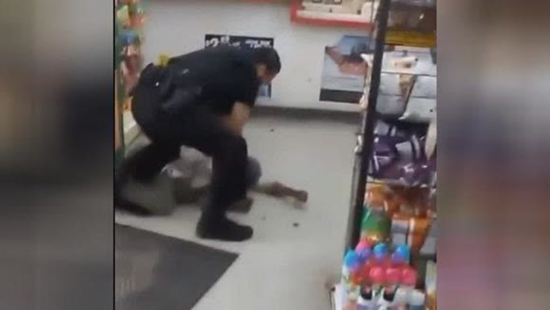 美国警察 抓小偷 按在地上 一顿暴打 暴力执法