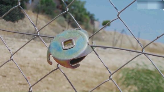 民间发明的钢丝拉紧器,用它把松动的钢丝转两圈就紧了