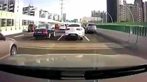 行车记录仪:奔驰GLC:我就并个道你撞我干嘛?五菱:我占理就不让!行车...