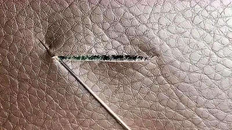 皮衣上破了个洞,老婆说只需一招搞定,看到这一幕我服了!