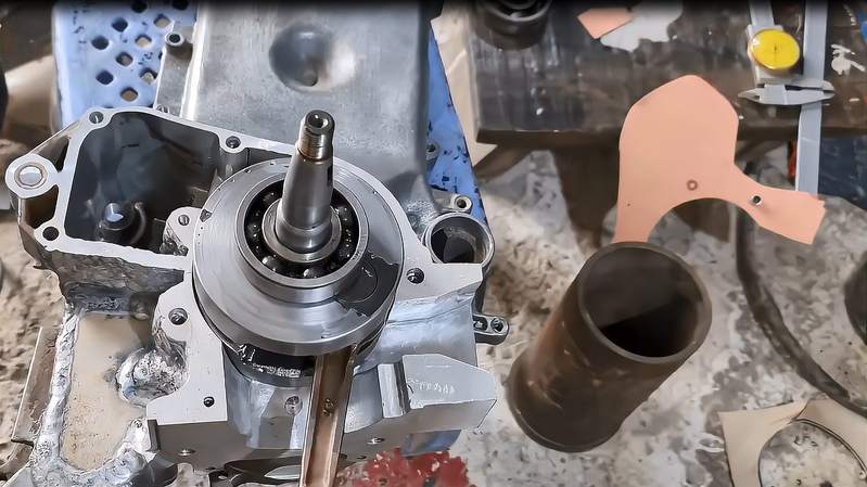 牛人将四冲程踏板车发动机改造成二冲程,一起看看他改的哪些地方