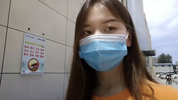 妹子为了安全防护,每天全面消毒,消毒液的味道太安心!