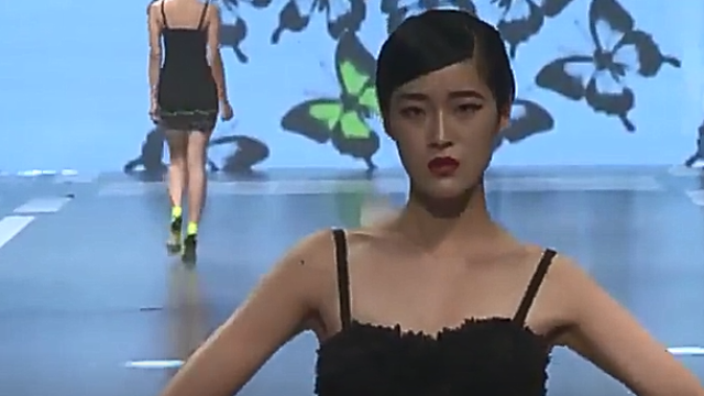 丰满模特就是好看,扭动的样子,女人味十足