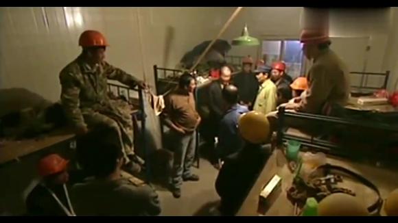 无处藏身:杨兵真有一套,老板不仅发了工资,还给工友买了电视机