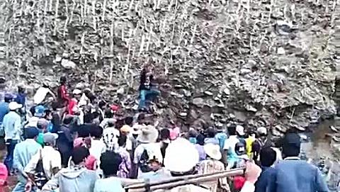 缅甸翡翠矿山开采, 每一块都是来之不易, 用生命换来的!