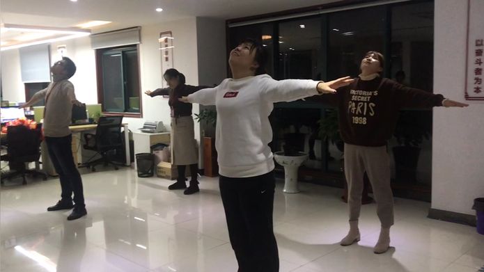 销售公司的举行每天晨会的舞蹈比赛,得最后一名,年会节目该如何
