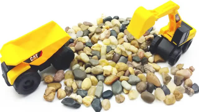 工程车模拟施工视频挖掘机和运输车装石子