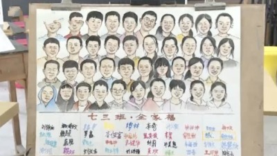 江西赣州:班主任为全班手绘全家福,想把孩子们笑脸画出来
