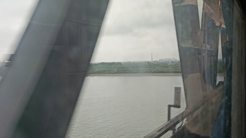 上局合段DF11-0301牵引客车T236通过芜湖长江大桥