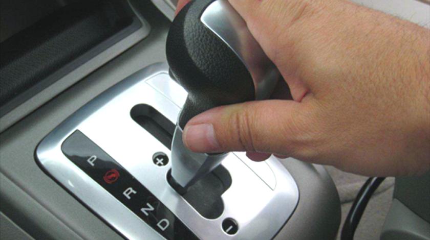 等红灯时该挂N挡还是P挡?不少新手都做错,难怪车子提前报废!