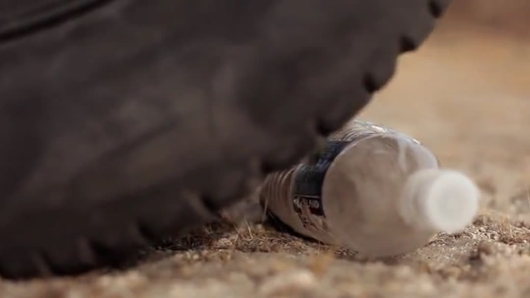 轮胎居然可以自己滚动! 鬼魂附体还是高科技?