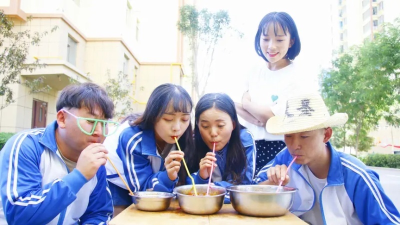 笑喷了:用吸管做手工作品,没想学生做出吸管玩具枪