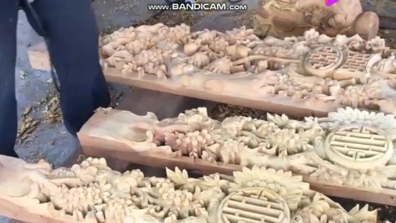 实拍家具厂木工师傅制作实木家具,木头表面都做了雕刻,太漂亮了