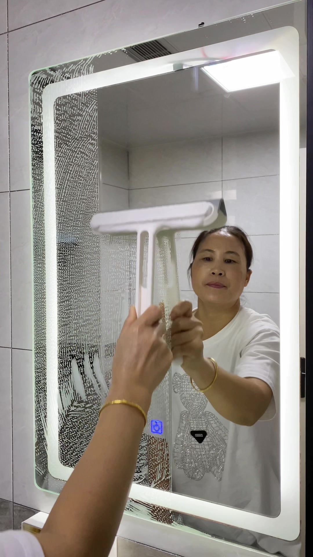 用玻璃刷清洁玻璃,一面刷一面刮,真比其他的工具强太多了