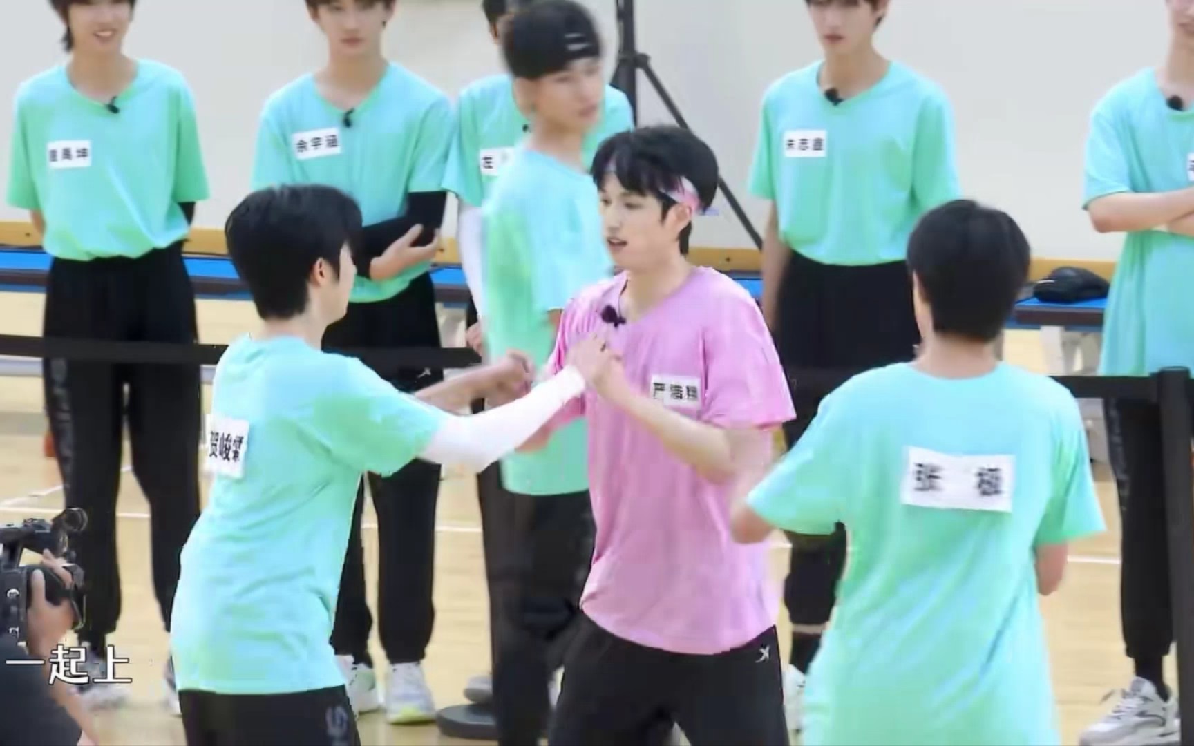 #TF家族运动会#表演赛撕名牌严浩翔1VS3,实在是太刺激了ߘ