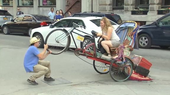 街头人力三轮车美女坐上去都超重,这操作太牛了