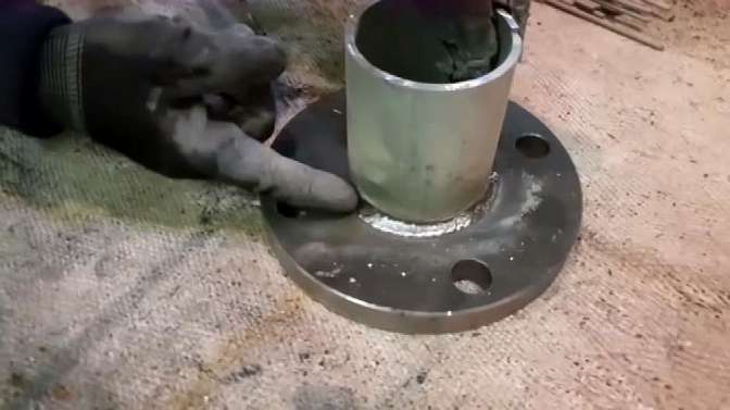 给一根钢管焊接底座,看高级焊工是怎么做的,这样焊接才牢固