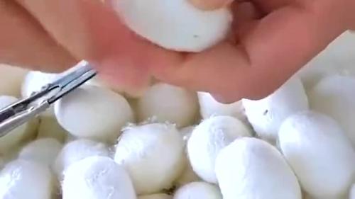 这就是手工蚕丝被的工序步骤,都是人工精挑细选出来的,难怪那么贵