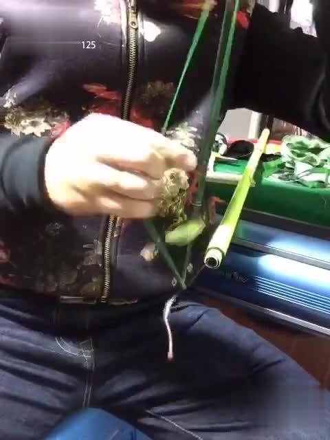 首先准备一根80厘米的大力马线(PE线)对齐围着杆稍绕俩圈,然后用...