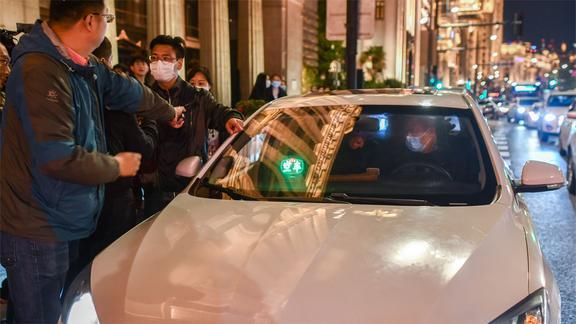 严查严处!上海外滩一夜查处违法违规客运行为10起
