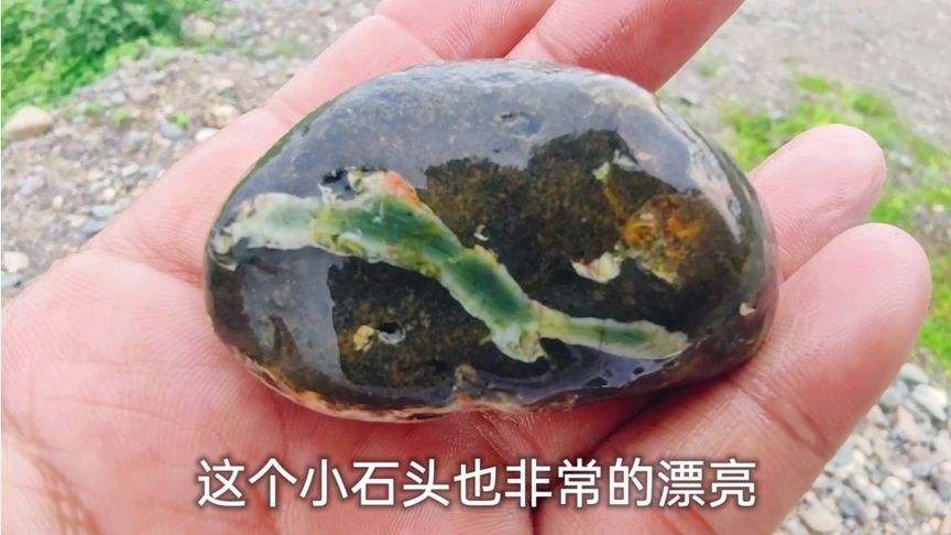 捡了块玉石,没想到河里还有这样的石头,可以直接做手把件
