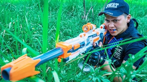 真人CS:大哥趴在草地上狙击