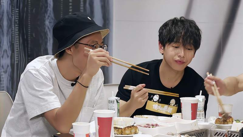 彭昱畅寻找存在感,没想到服务员都没看过,扎心了|做家务的男人