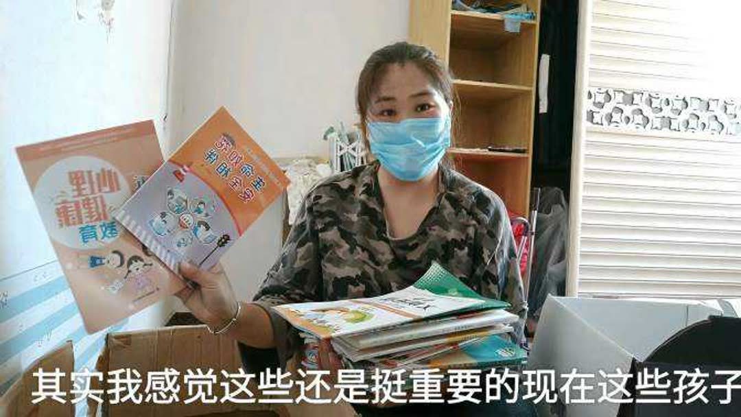 妈妈帮孩子整理旧书本,发现好多全新未翻动的书,可惜又无奈