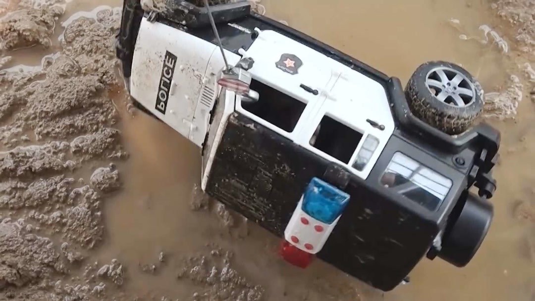 警车翻车了,是道路太滑了,太危险了?