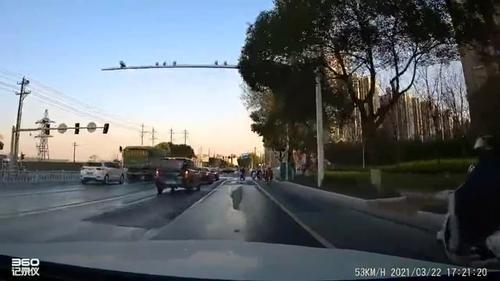 虽然电动车停的不是地方,但这位司机开的也是卑鄙,要是我早就打起来了!